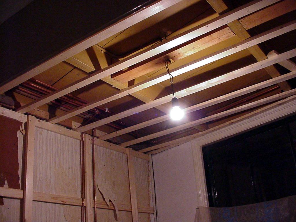 raggels op plafond boven nieuwe keuken